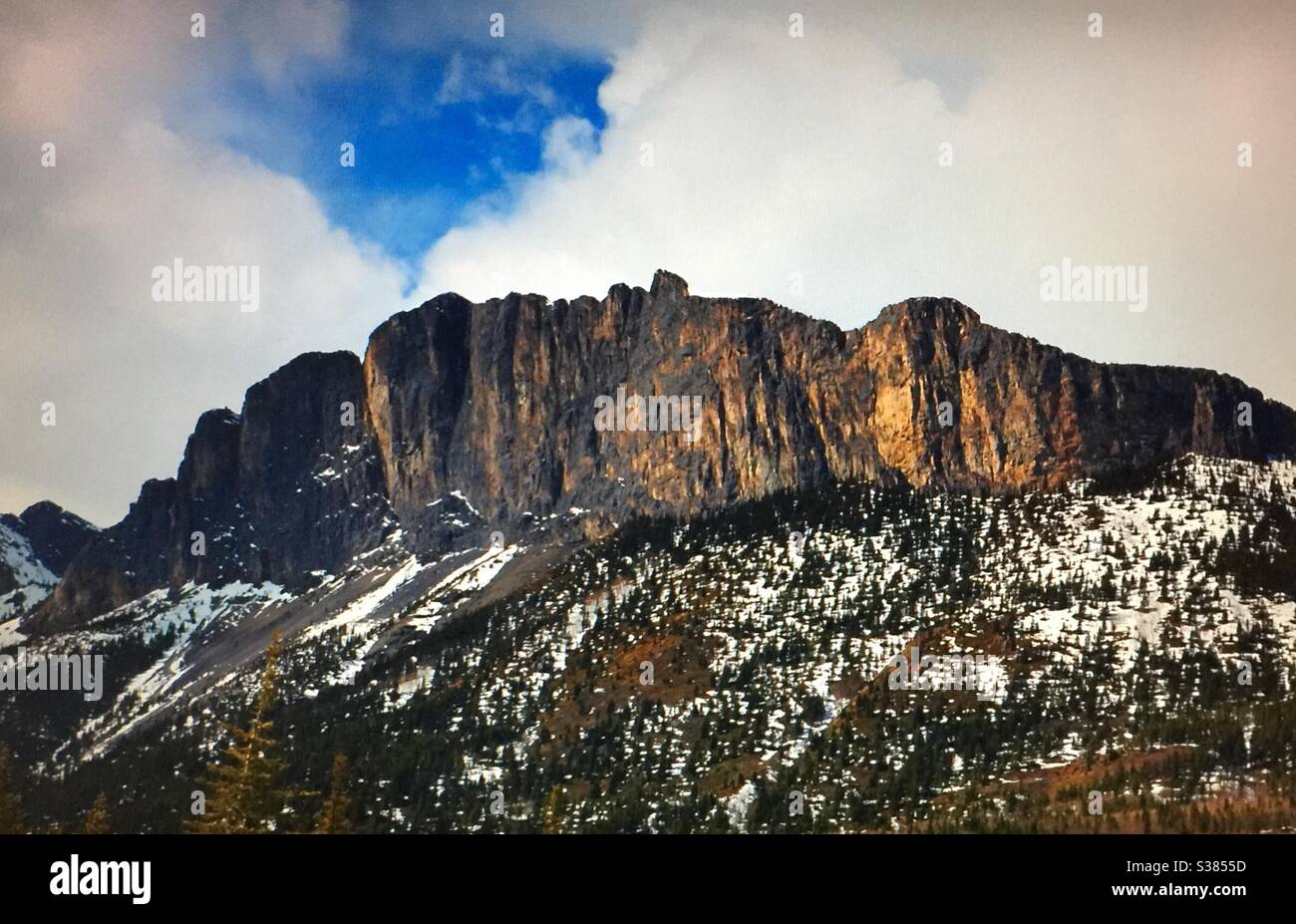 Mount yamnuska hi-res stock photography and images - Alamy
