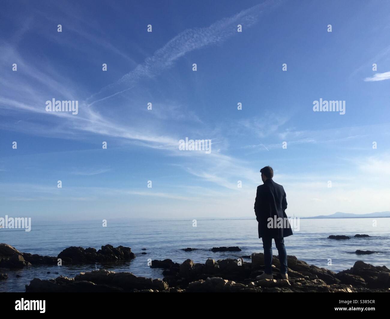 A man and the sea hi-res stock photography and images - Alamy