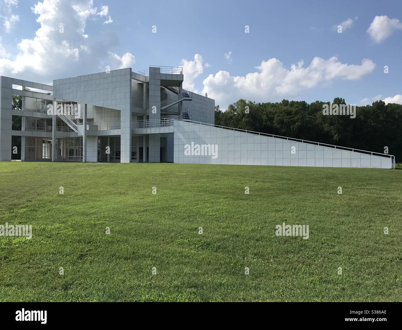 White modern architecture hi-res stock photography and images - Alamy