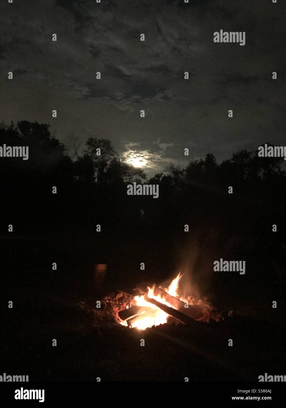 Campfire full moon hi-res stock photography and images - Alamy