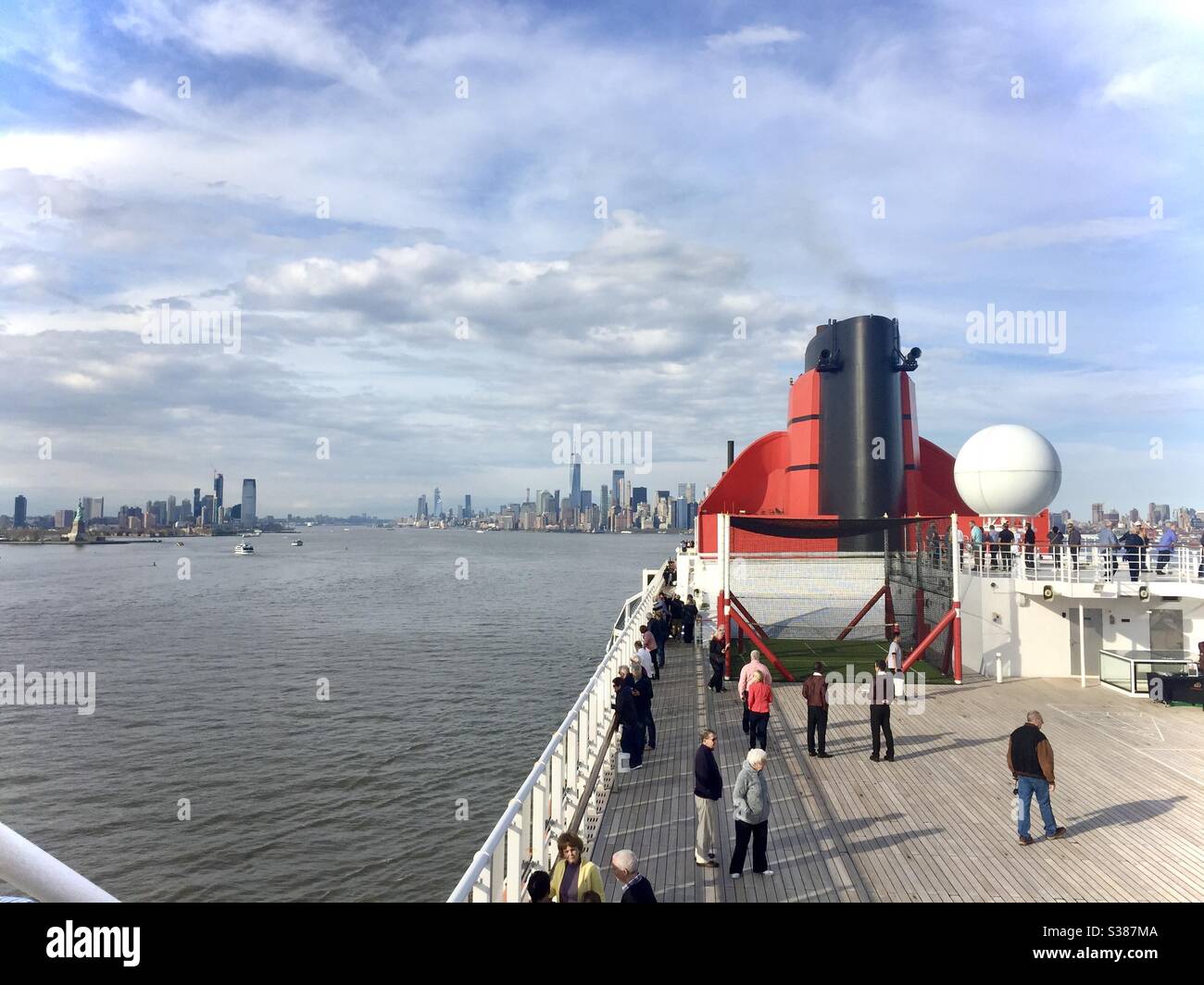 Crowded ship hi-res stock photography and images - Alamy