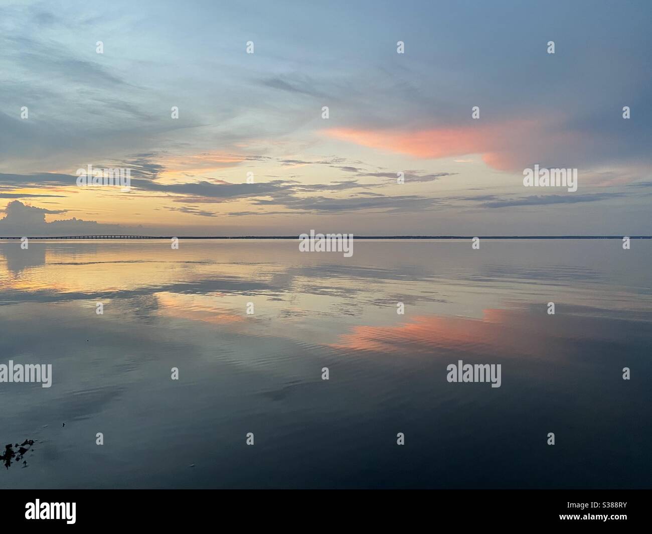 Calm water sunset reflections hi-res stock photography and images - Alamy
