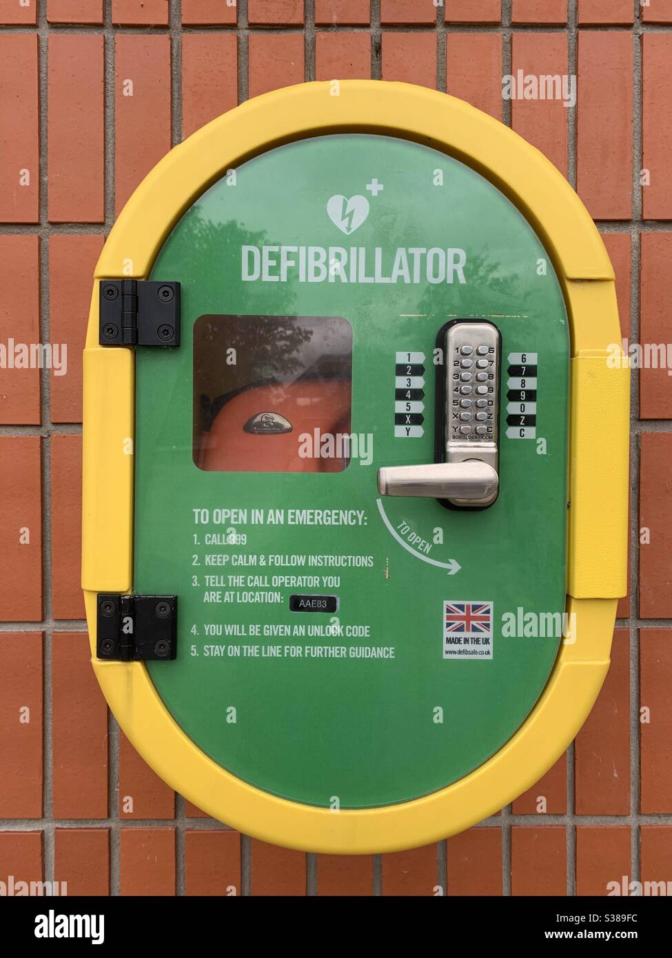 Yellow defibrillator hi-res stock photography and images - Alamy