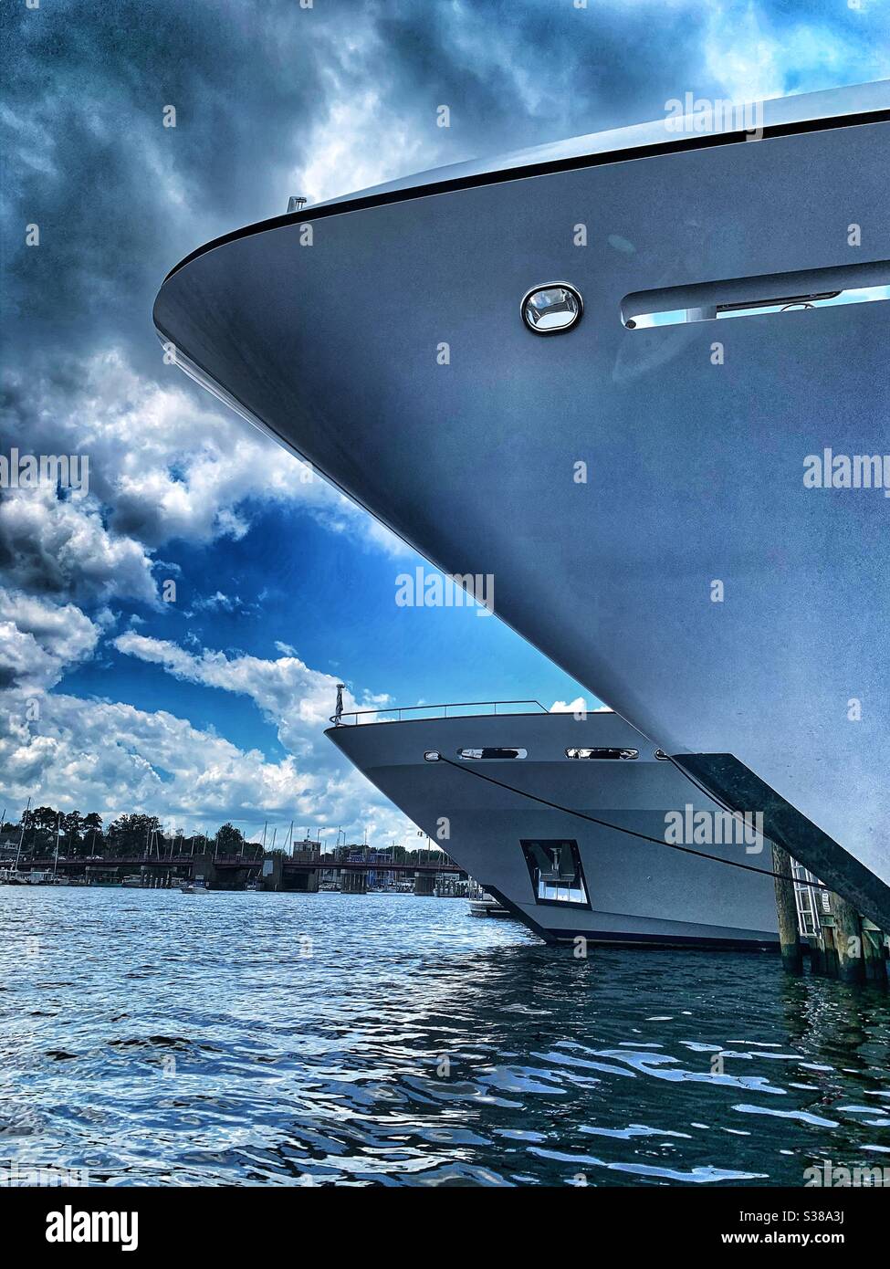 Ships sky clouds hi-res stock photography and images - Alamy