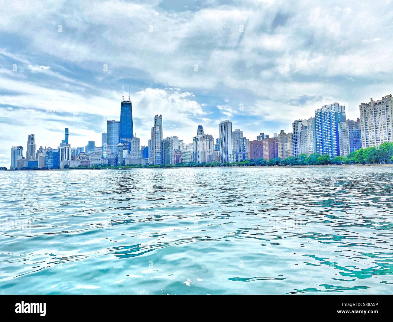 Downtown Chicago skyline view and beautiful blue Lake Michigan water ...