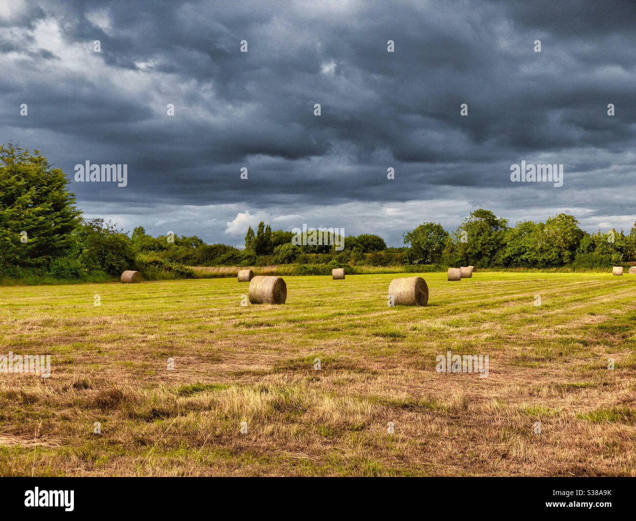 Dark and brooding sky hi-res stock photography and images - Alamy