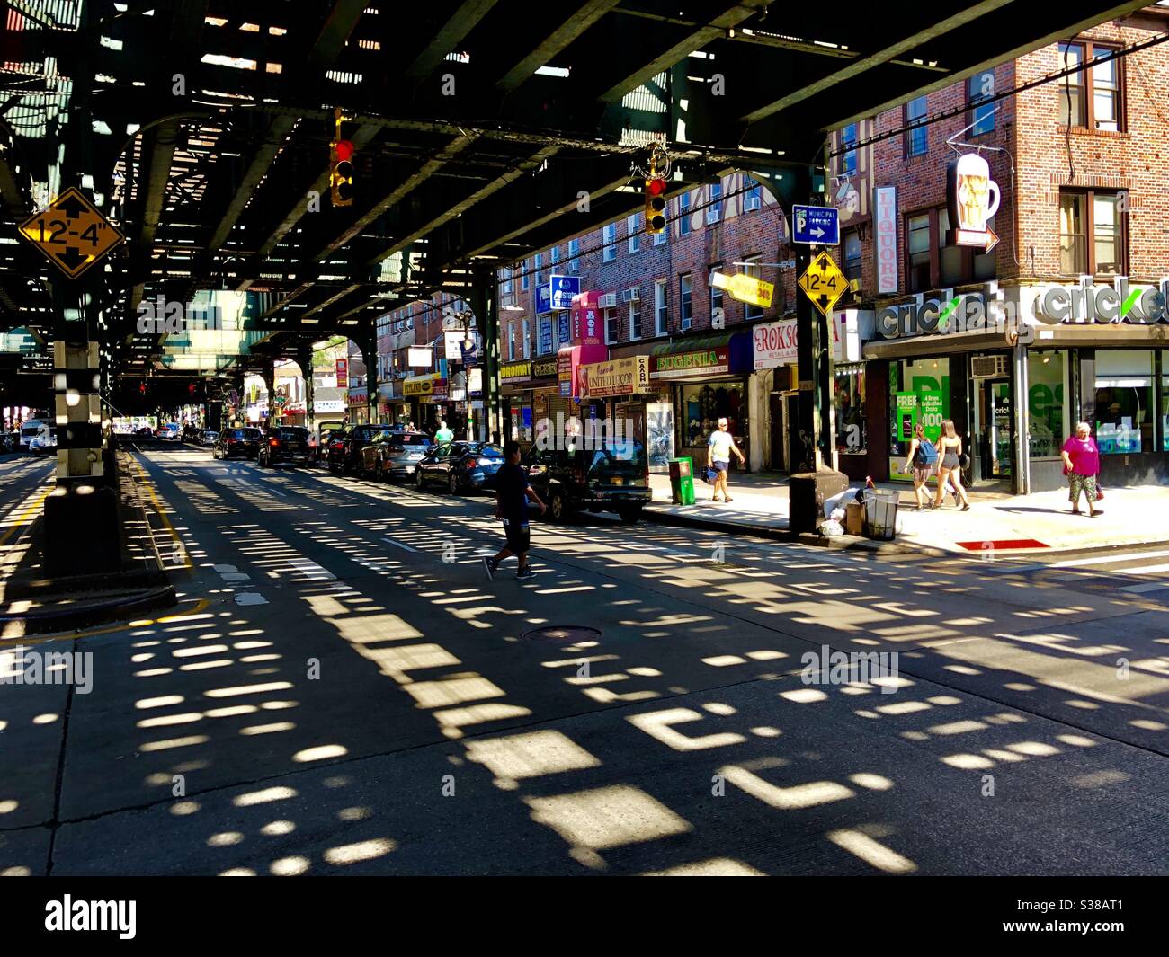 Under the elevated subway hi-res stock photography and images - Alamy