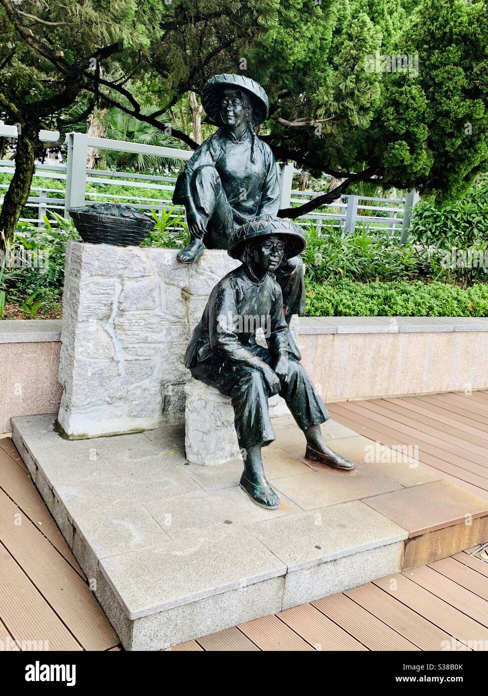 Fisherman sculptures on the Aberdeen promenade in Hong Kong Stock Photo ...