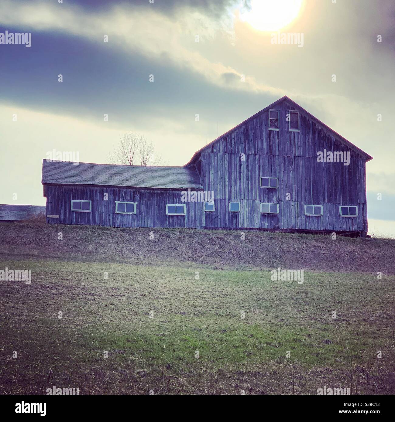 Barn on a hill hi-res stock photography and images - Alamy