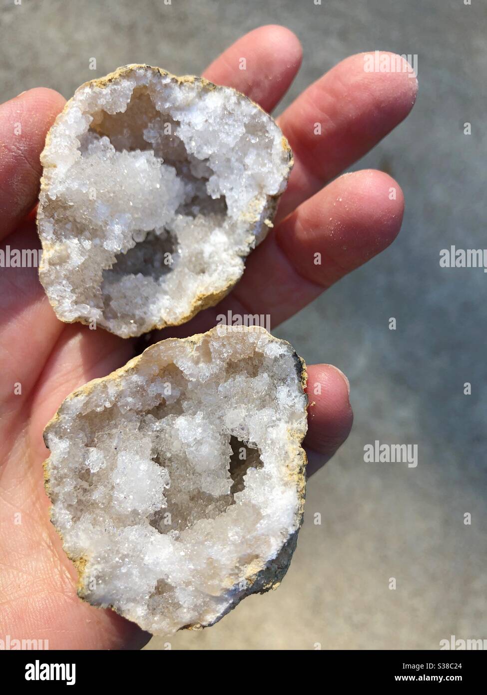 Hand holding crystals hi-res stock photography and images - Alamy