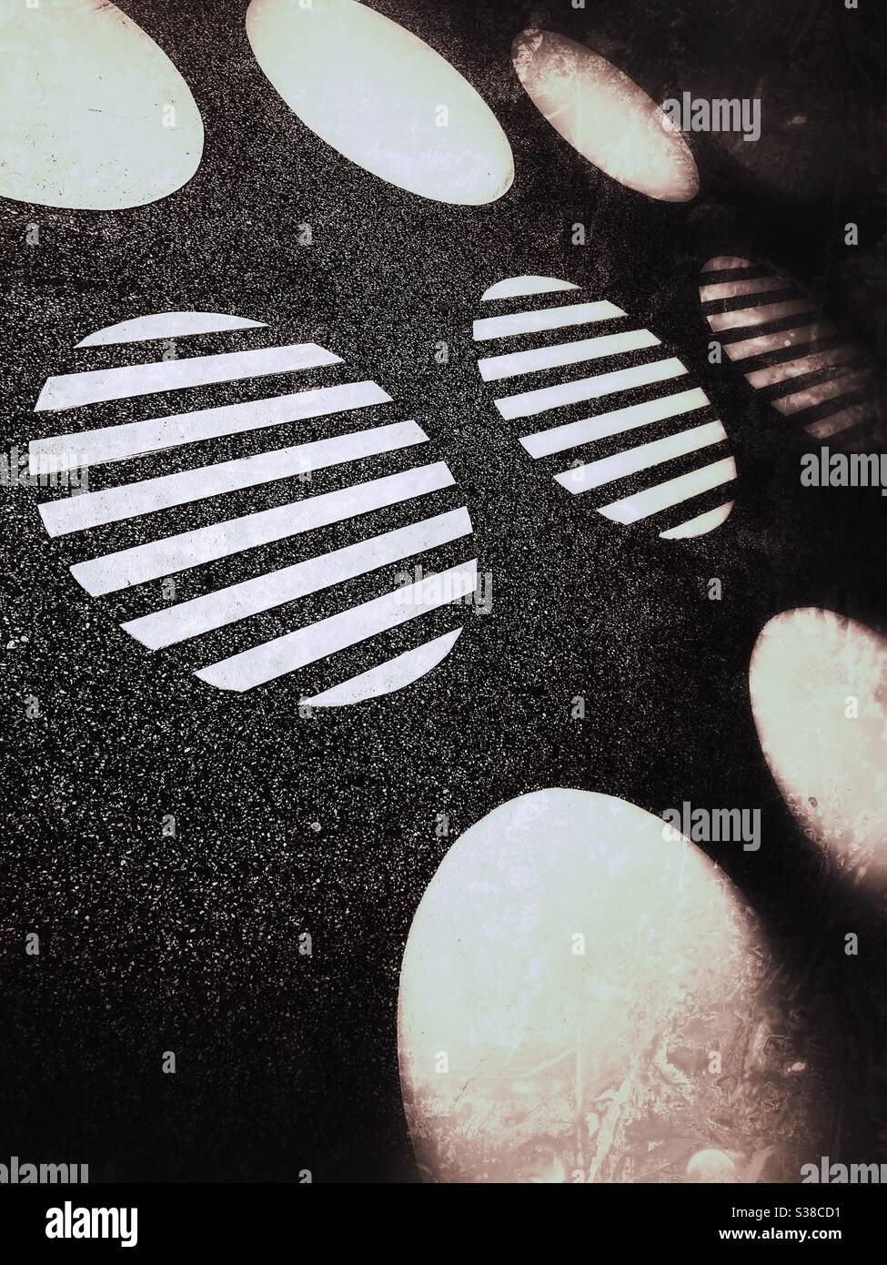 Abstract black white circle pattern hi-res stock photography and images ...