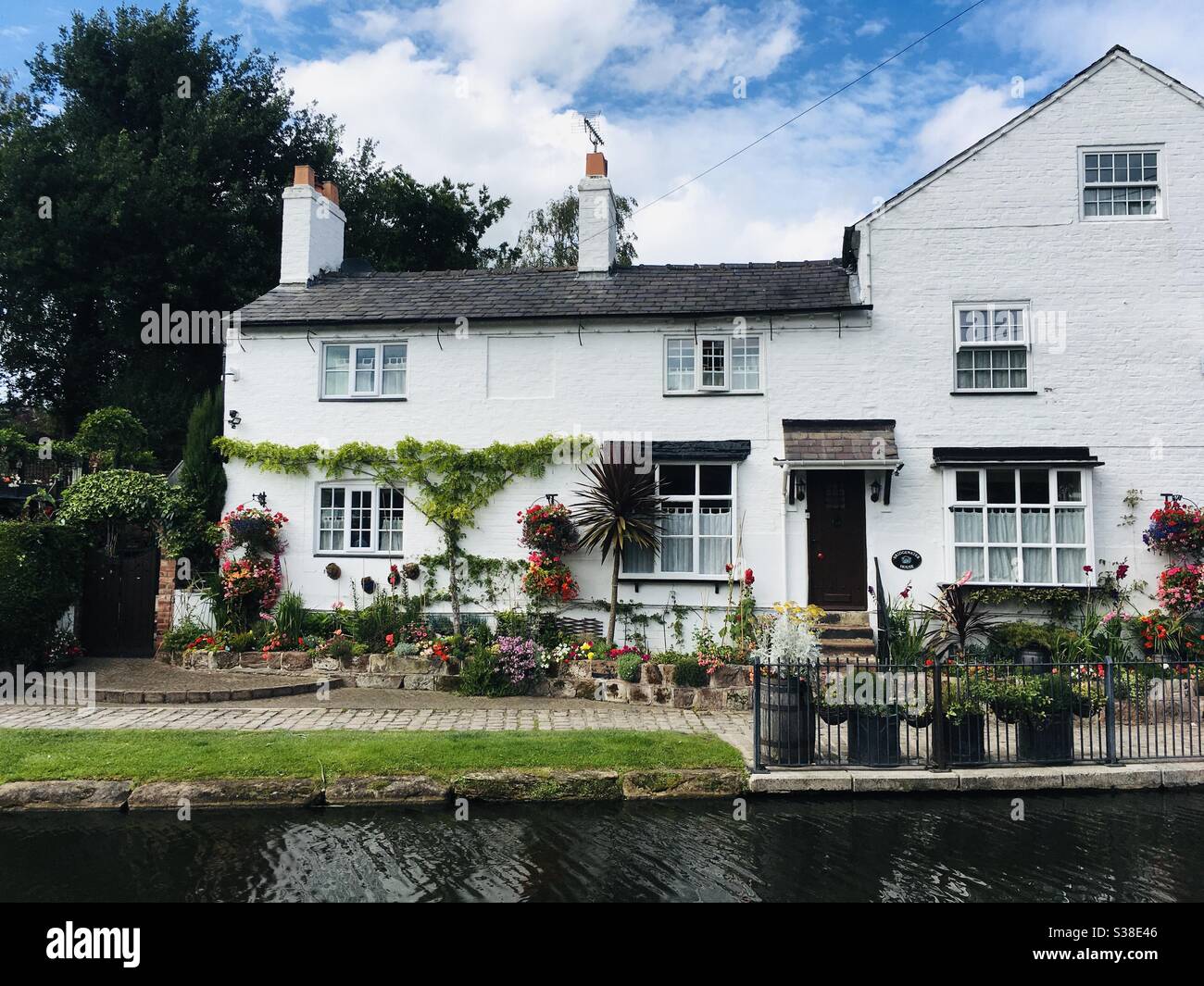 Canal side cottage hi-res stock photography and images - Alamy