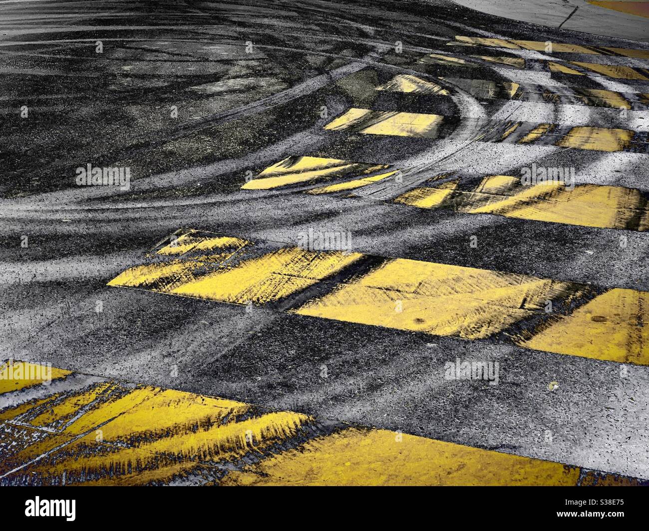 The car wheel tracks on the sideshow Stock Photo - Alamy