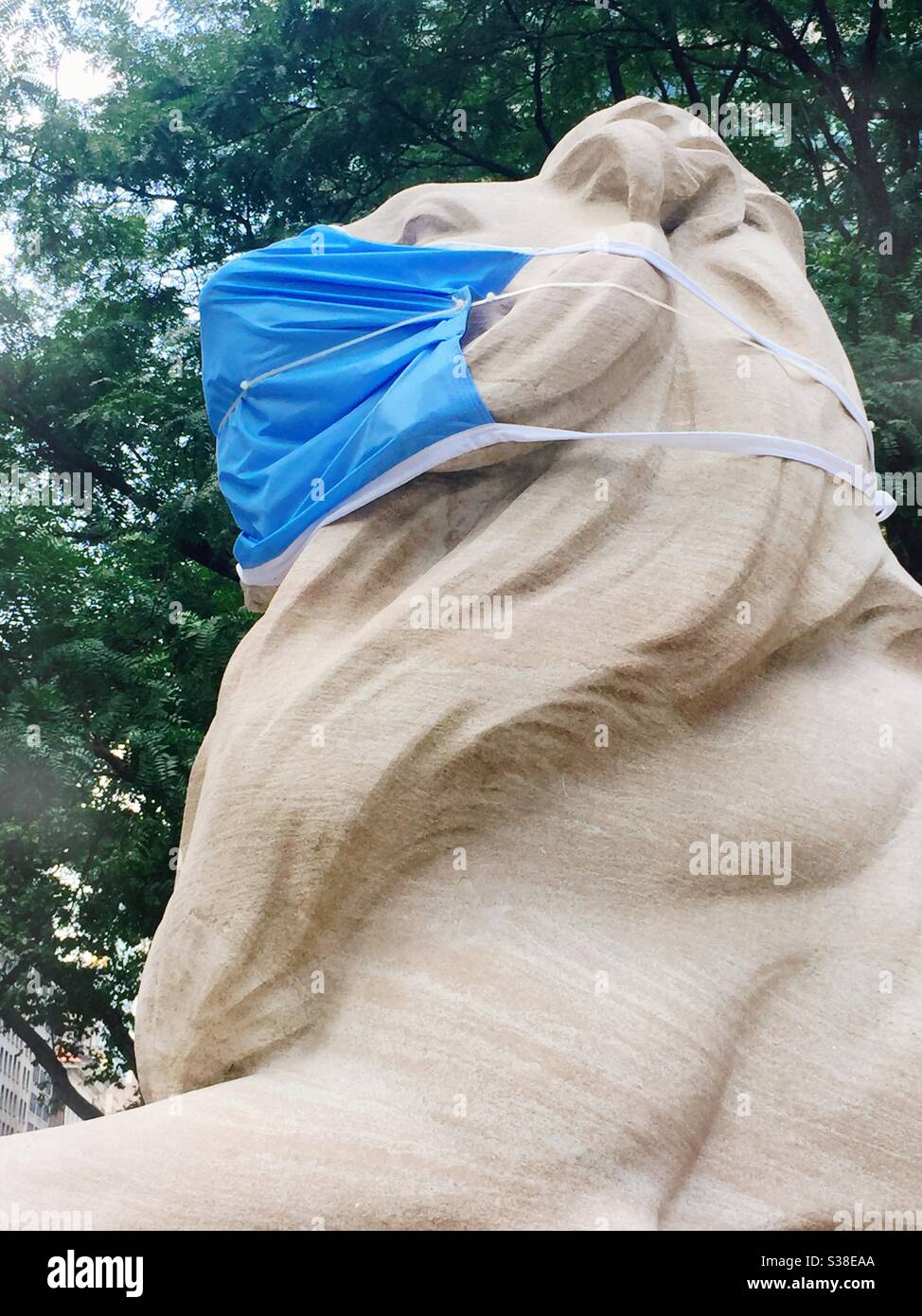 Statue facemask city hi-res stock photography and images - Alamy