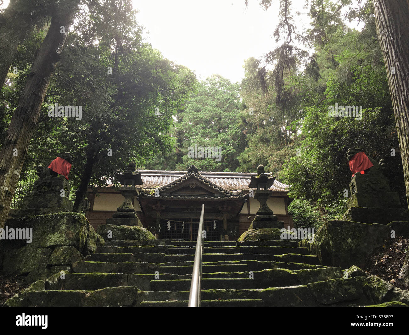 Old japanese shrine hi-res stock photography and images - Alamy
