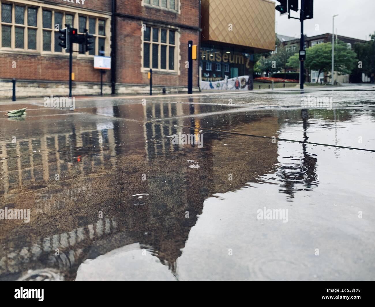 Wet shiny pavement hi-res stock photography and images - Alamy