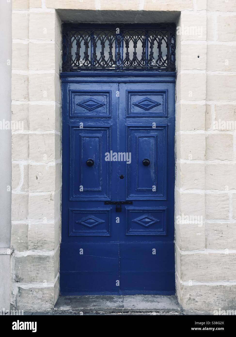 Royal blue door hi-res stock photography and images - Alamy