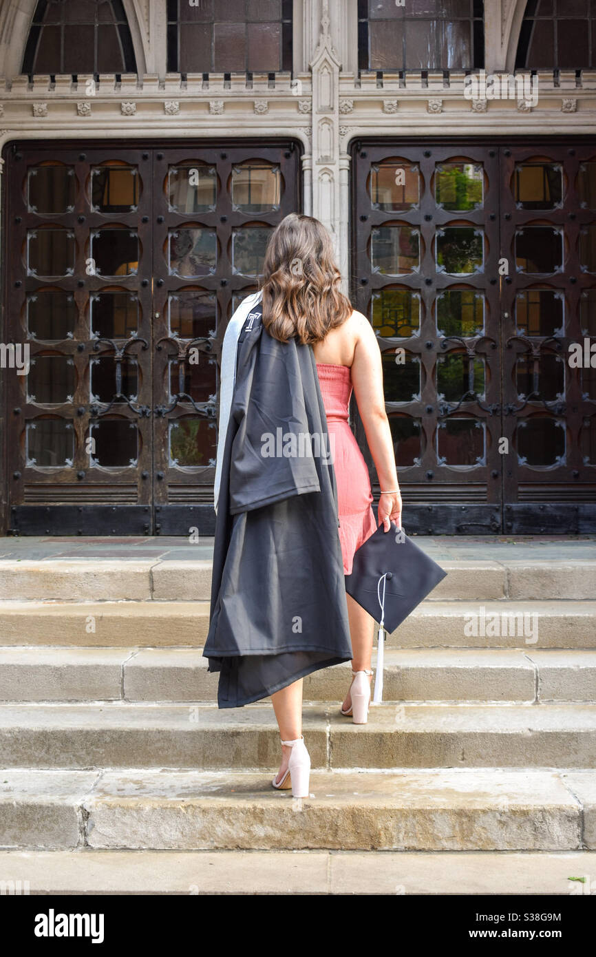 Girl graduating hi-res stock photography and images - Alamy