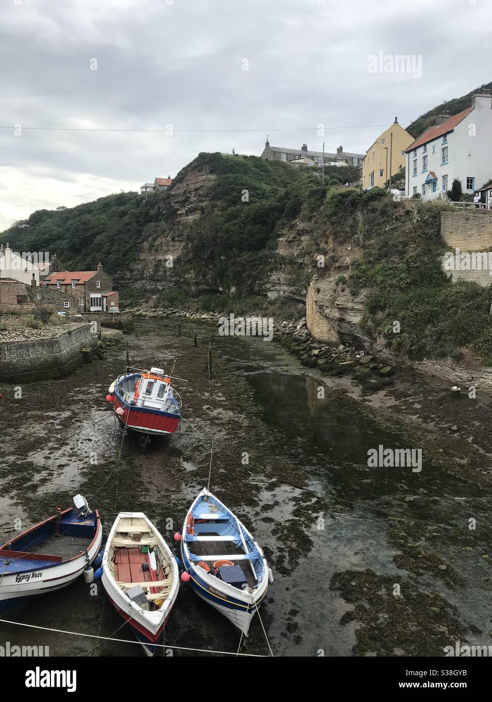 Staithes harbour hi-res stock photography and images - Alamy