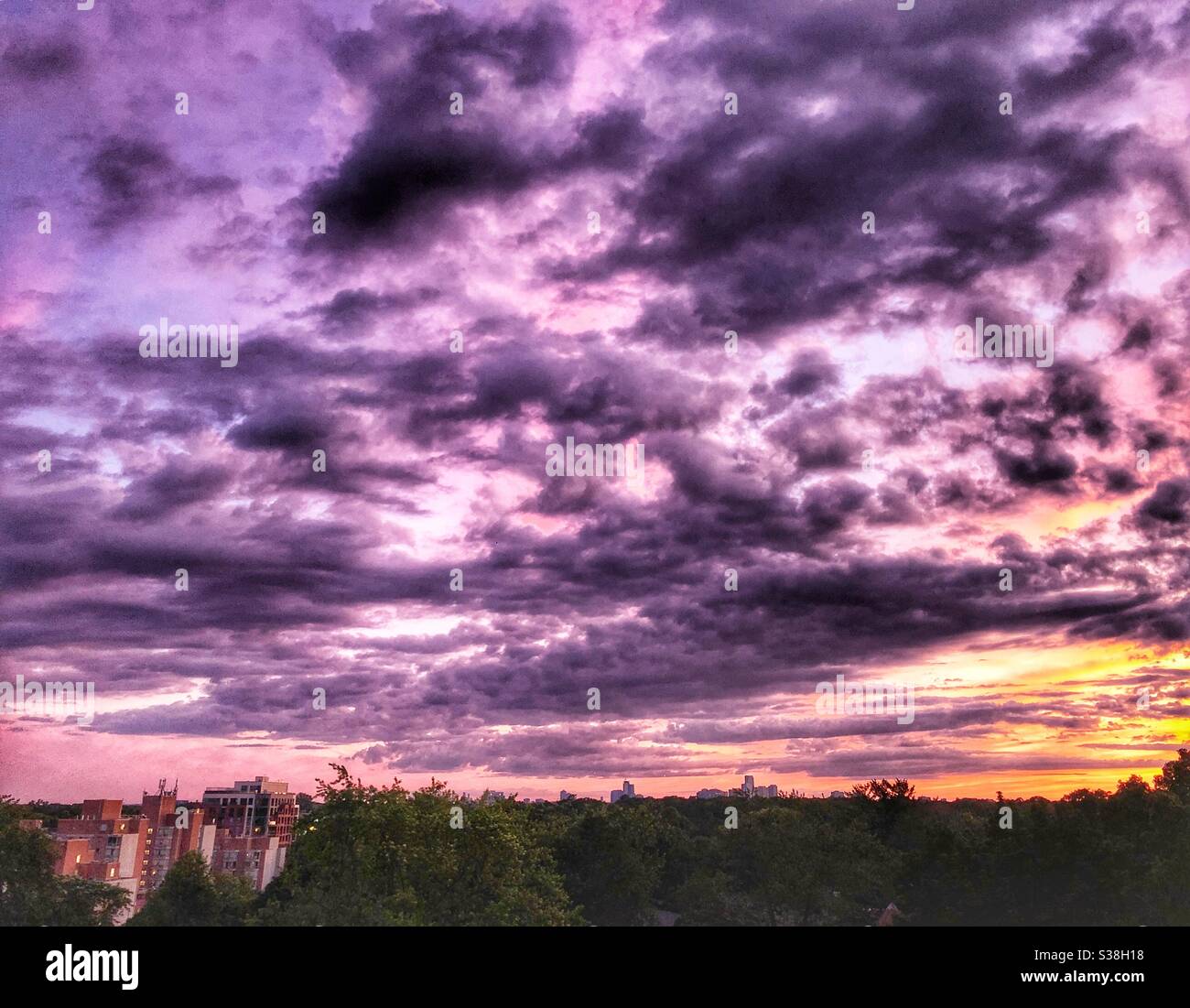 Pink sky sunset hi-res stock photography and images - Alamy