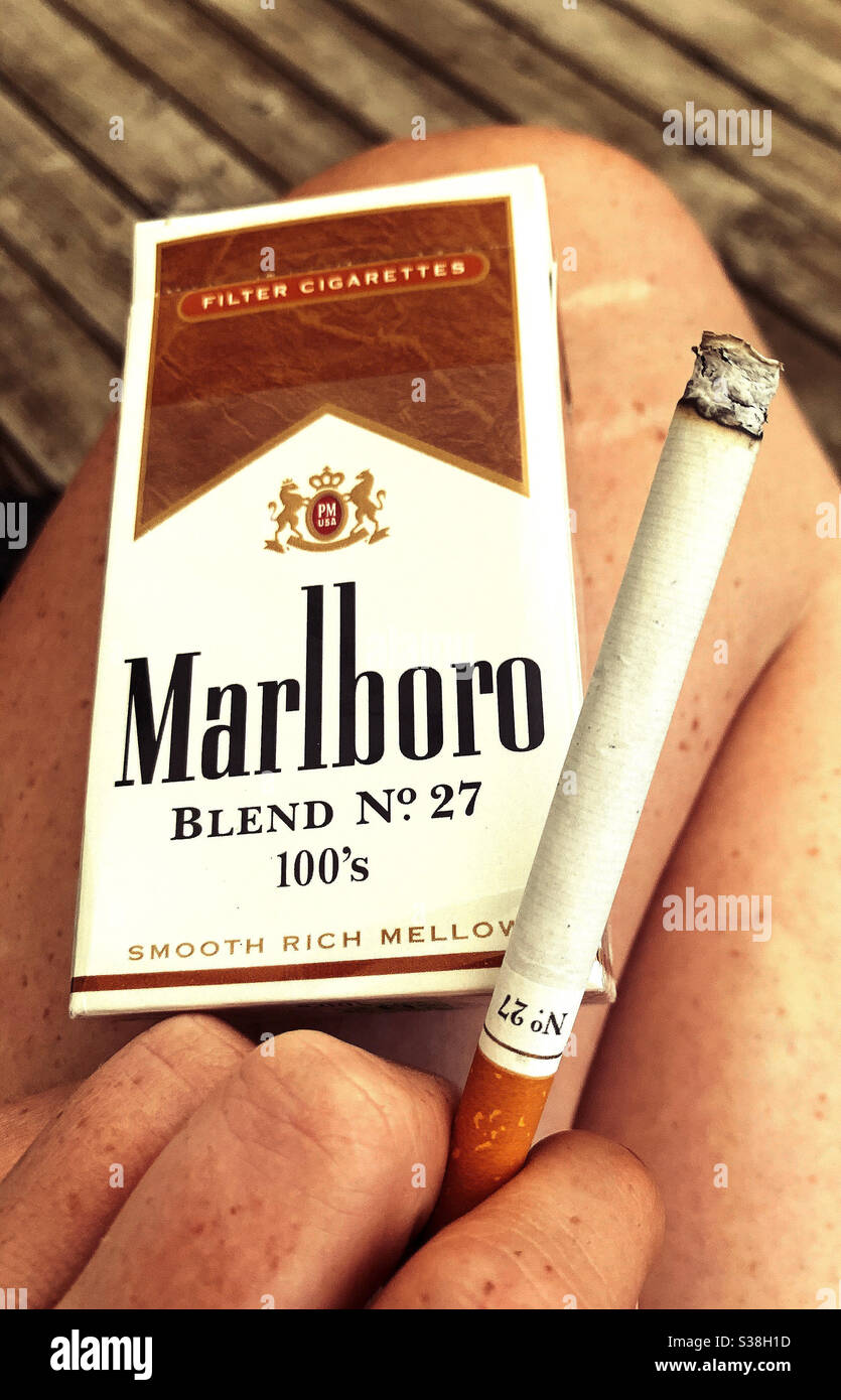 Smoking cigarettes outdoors hi-res stock photography and images - Alamy