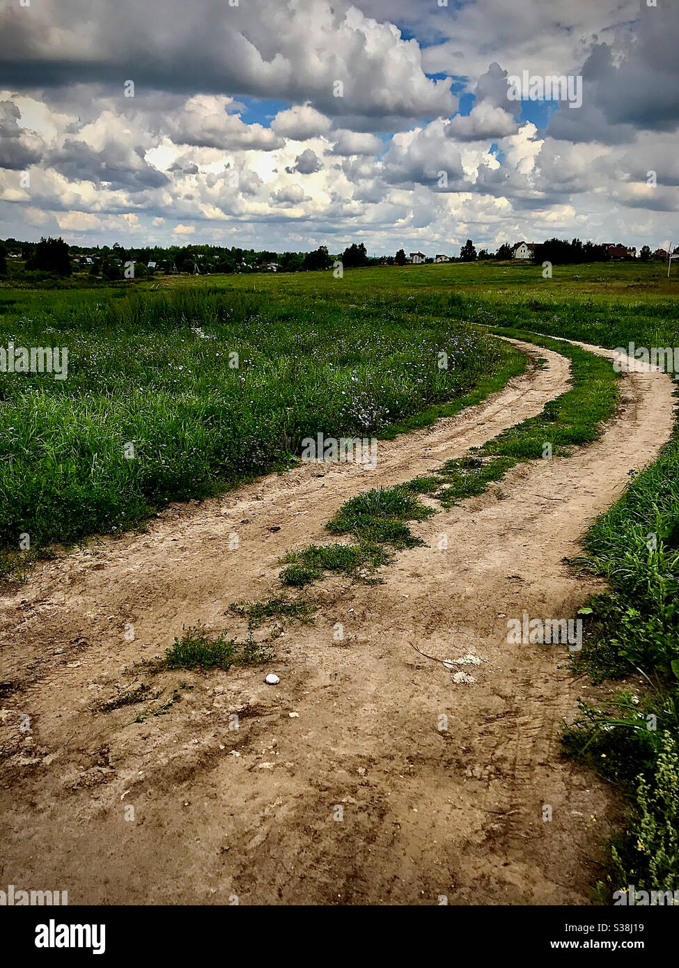 Road in field clouds hi-res stock photography and images - Alamy