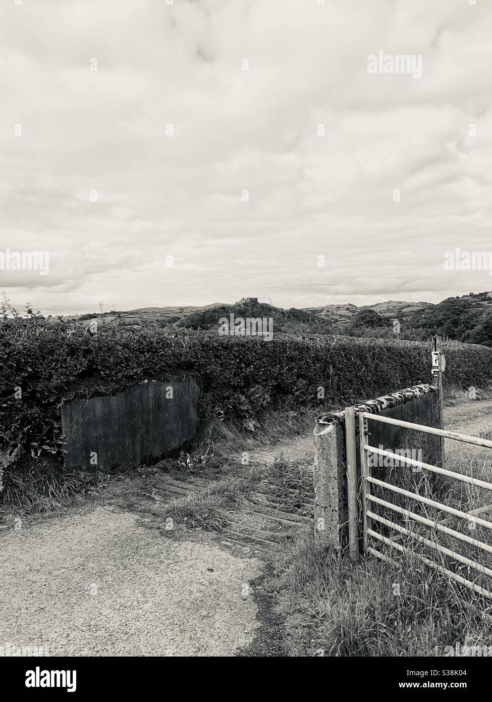 Grid gate castle hi-res stock photography and images - Alamy