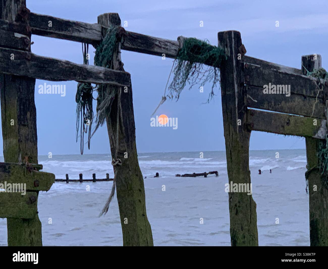 Golden waves hi-res stock photography and images - Alamy