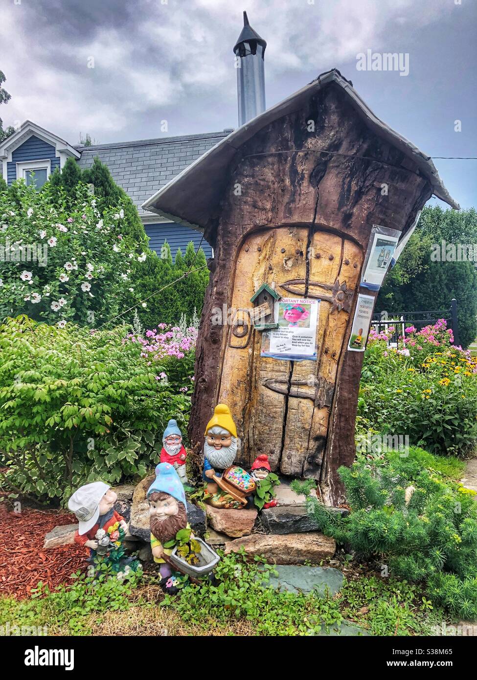 Gnomes family hi-res stock photography and images - Alamy