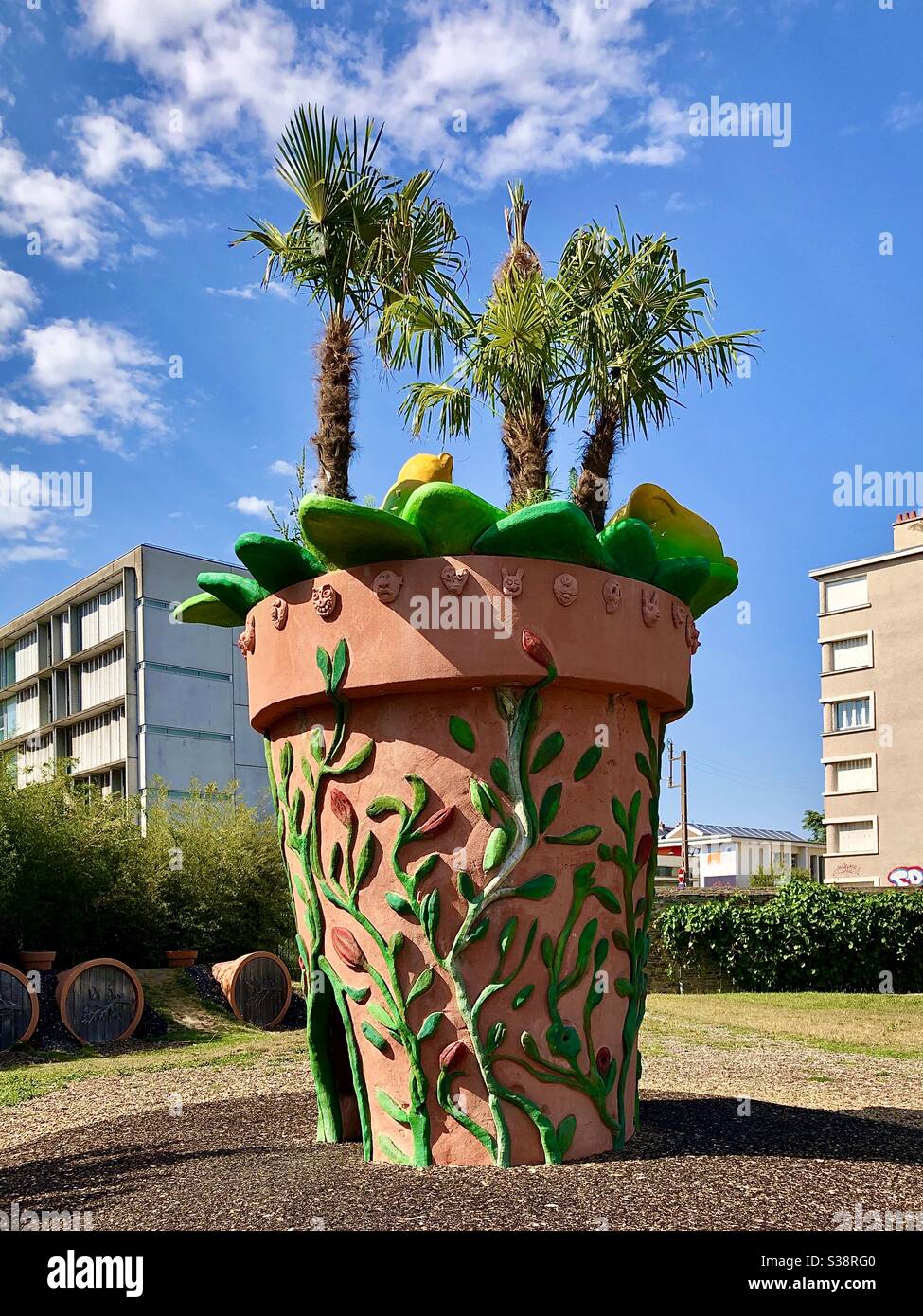 Pot sculpture hi-res stock photography and images - Alamy