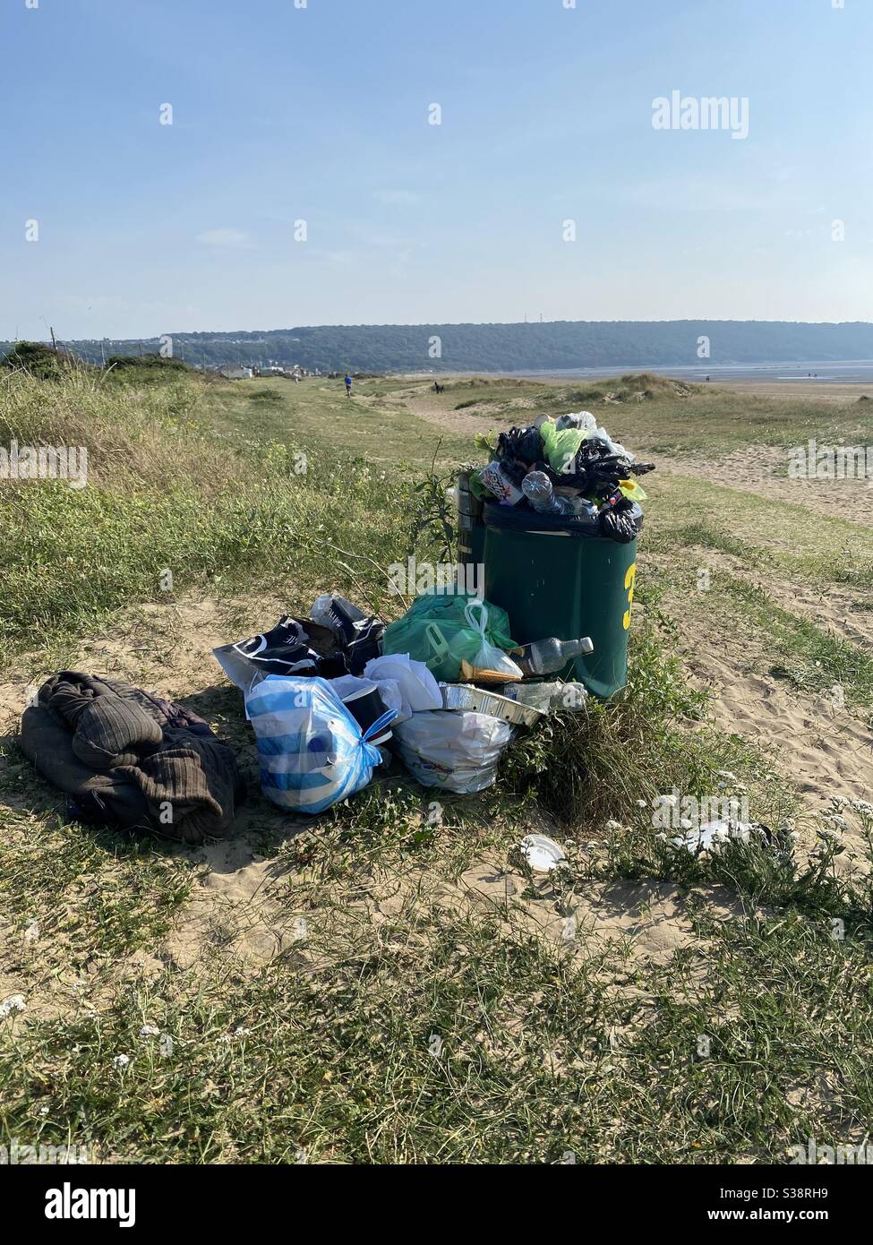 Overflowing bin at the beach Stock Photo - Alamy