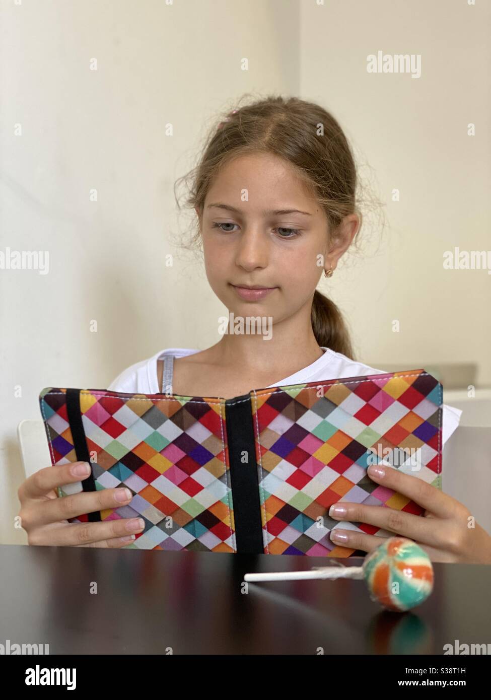 Bar girl hi-res stock photography and images - Alamy