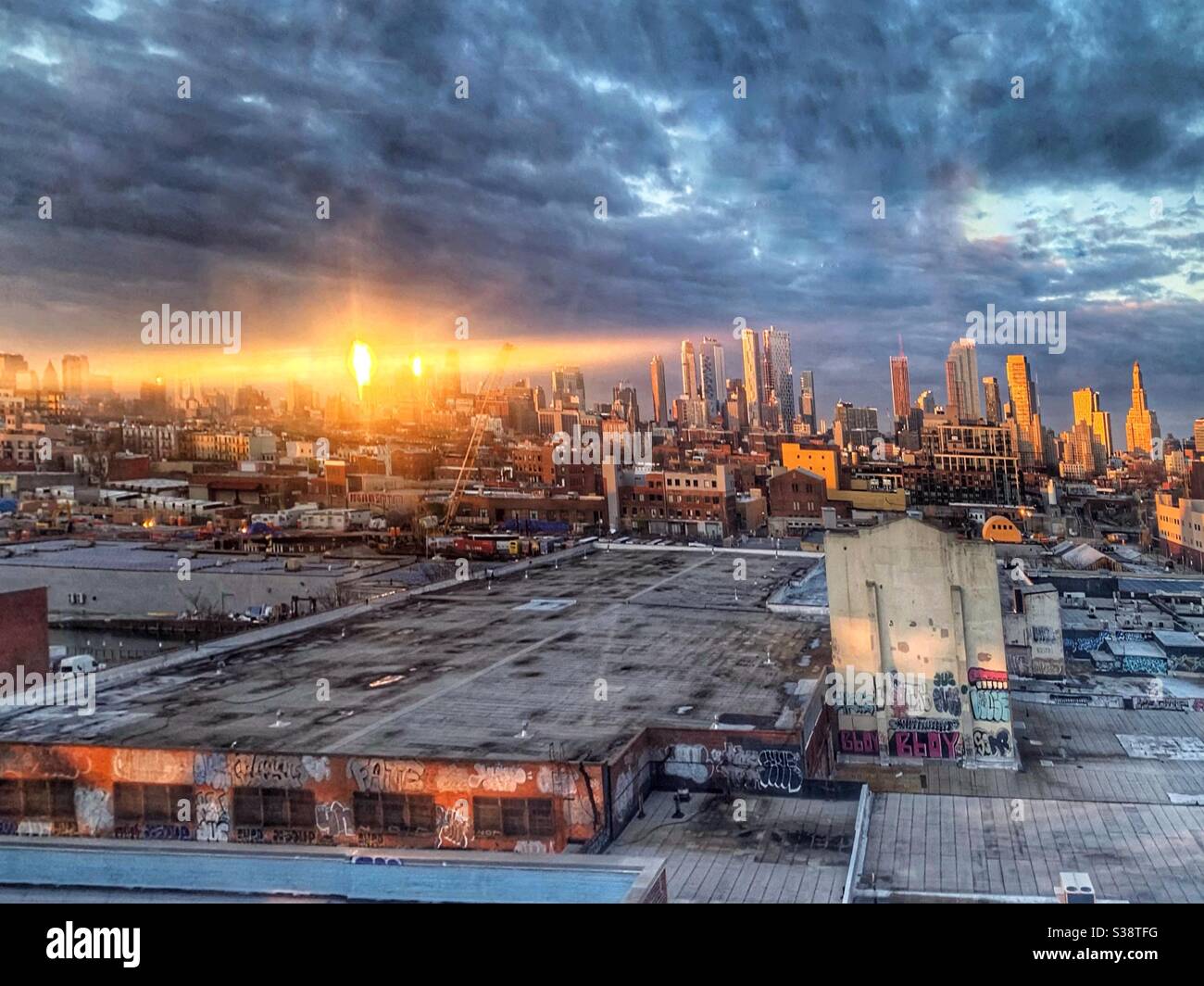 Sunset nyc hi-res stock photography and images - Alamy
