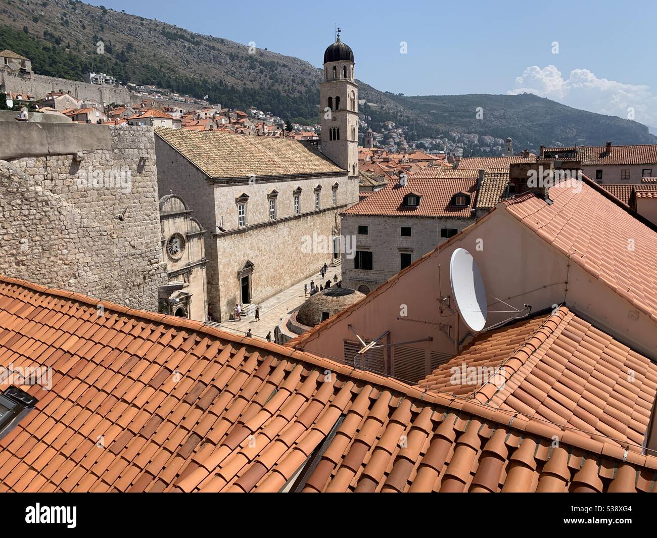 Overlapping roof tiles hi-res stock photography and images - Alamy