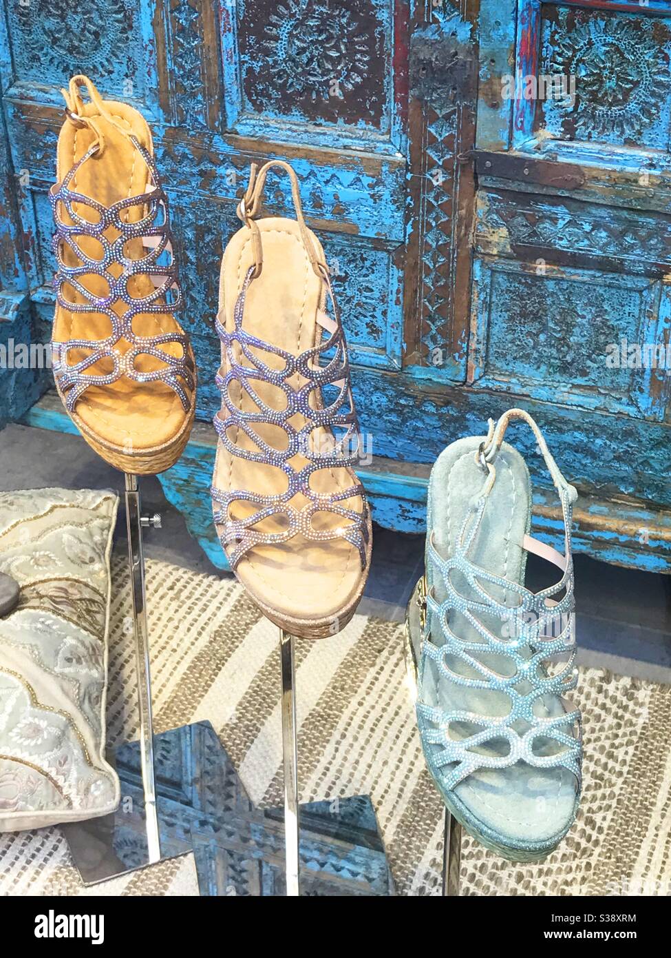 Shoes sandals shop shopping hi-res stock photography and images - Alamy