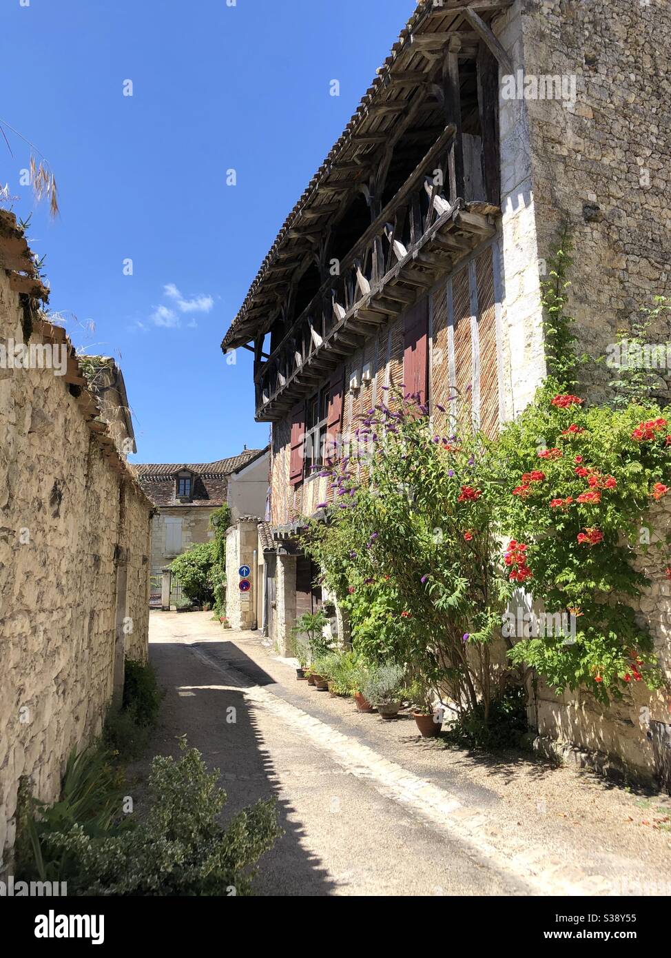 Empty back street hi-res stock photography and images - Alamy