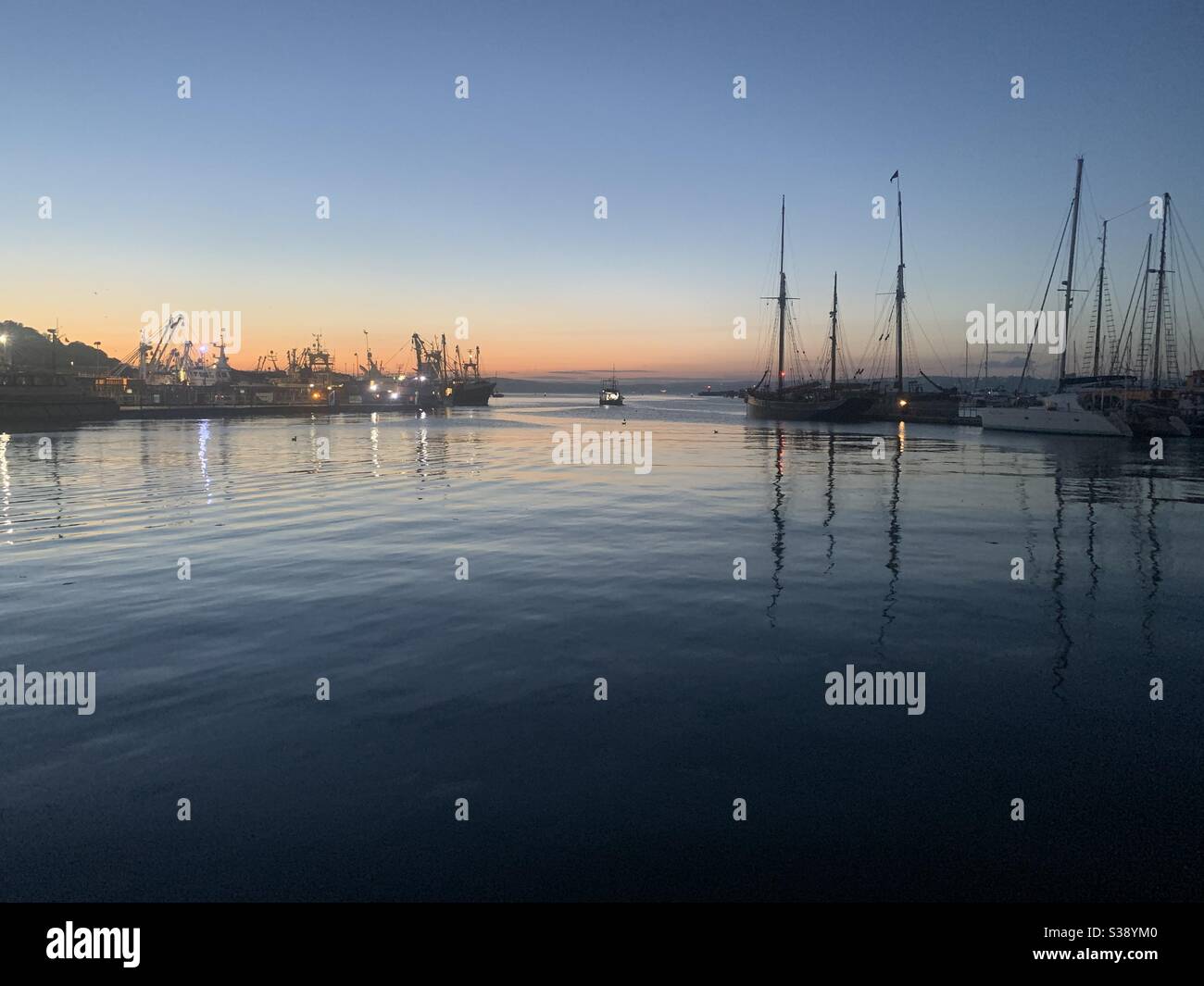 Boats sea sunset hi-res stock photography and images - Alamy