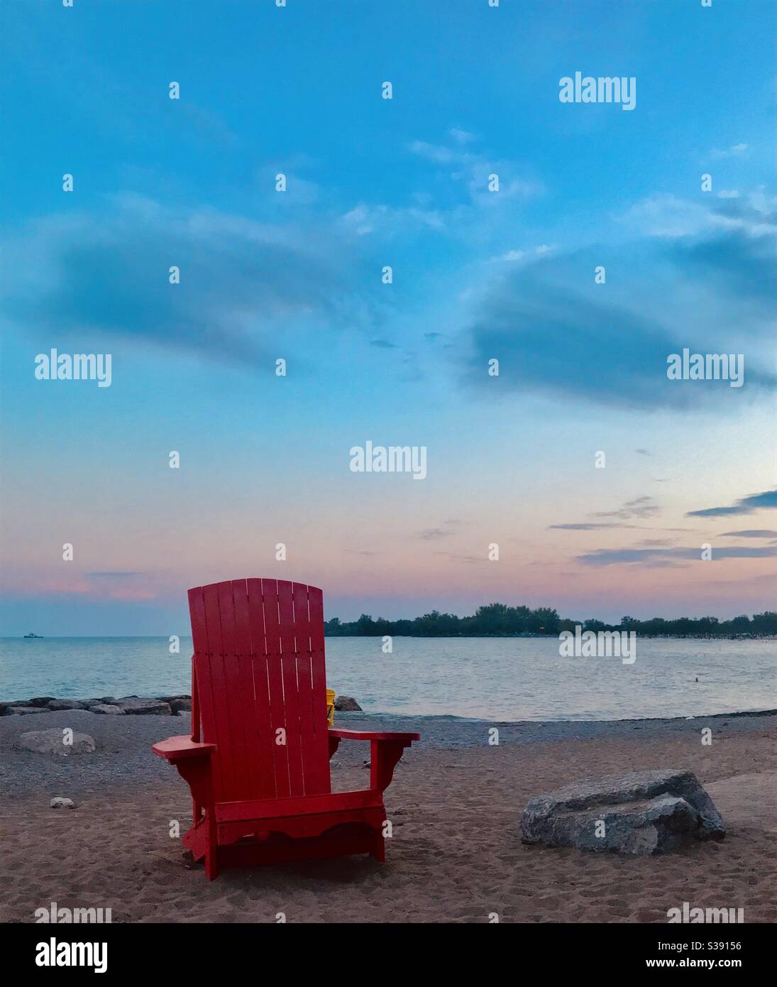 Big red chair hi-res stock photography and images - Alamy