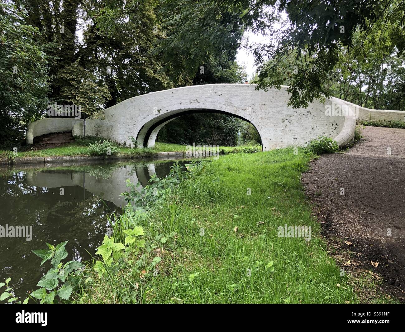 Canal curve hi-res stock photography and images - Alamy