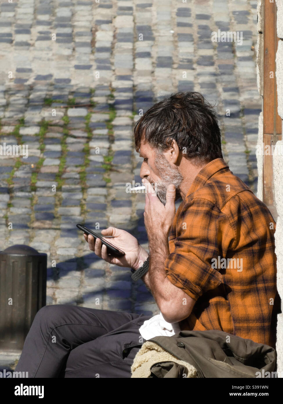 Cigarette in one hand and phone in the other hi-res stock photography ...