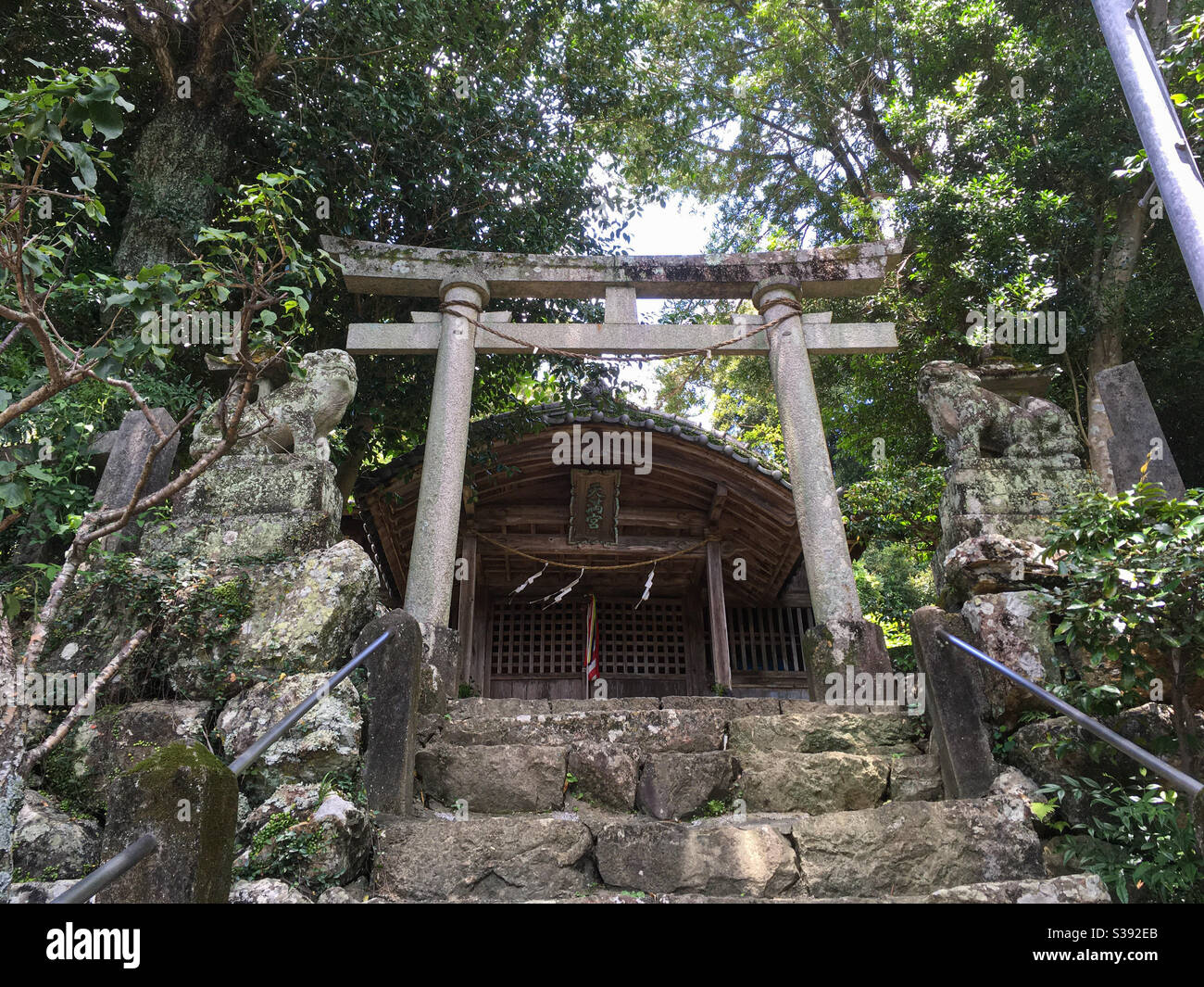 Small japanese shrine hi-res stock photography and images - Alamy