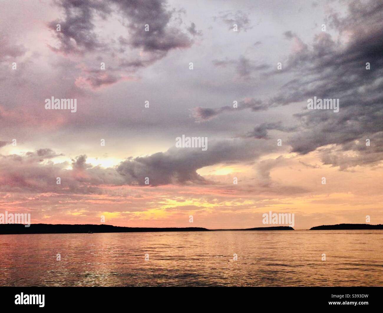 Sky waterfront hi-res stock photography and images - Alamy