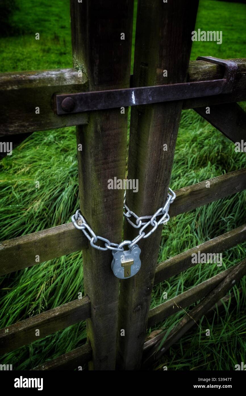 Locked fence gate hi-res stock photography and images - Alamy