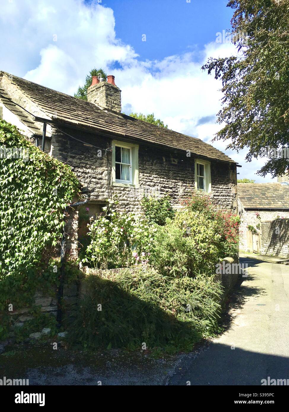 Castleton village hi-res stock photography and images - Alamy