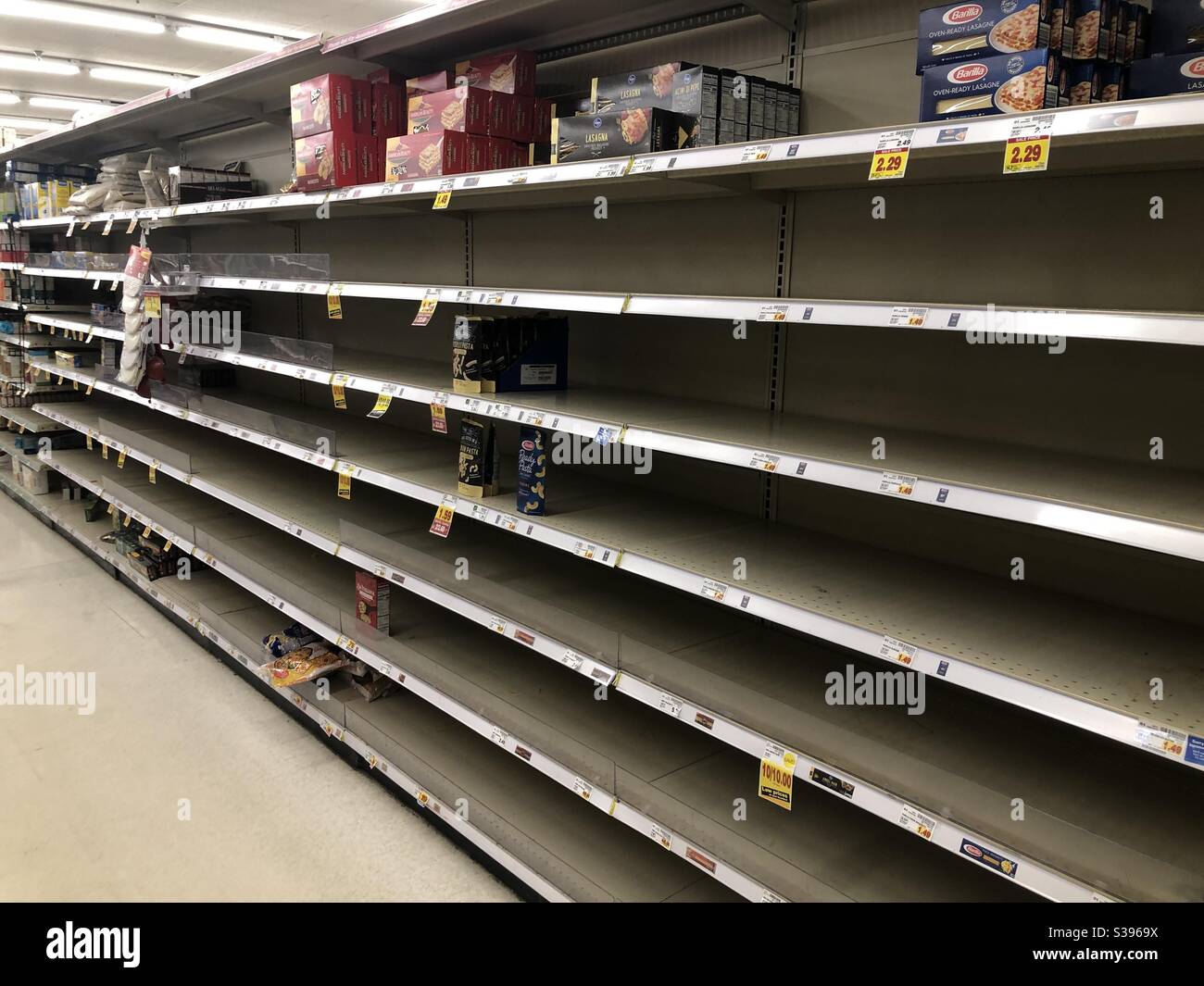 Quarantine supermarket hi-res stock photography and images - Alamy