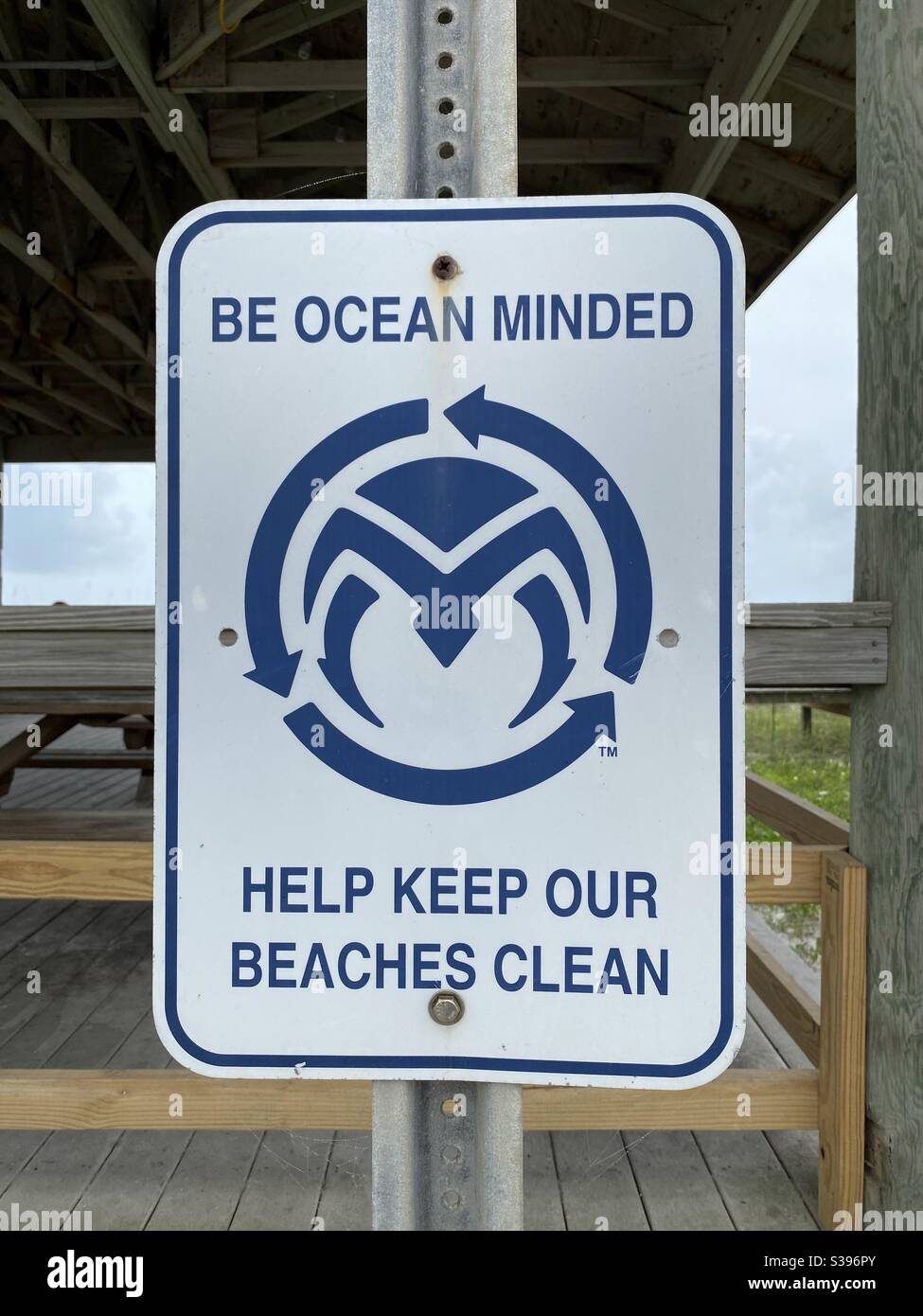 Keep beach clean sign hi-res stock photography and images - Alamy