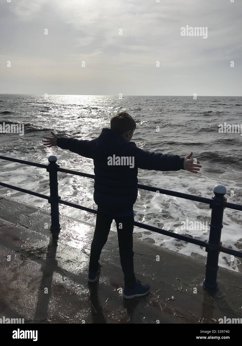 Boy looking at ocean hi-res stock photography and images - Alamy