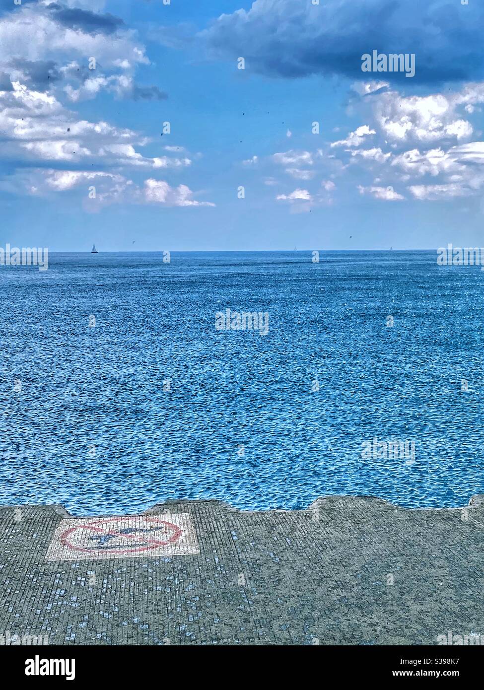 Raining over water hi-res stock photography and images - Alamy