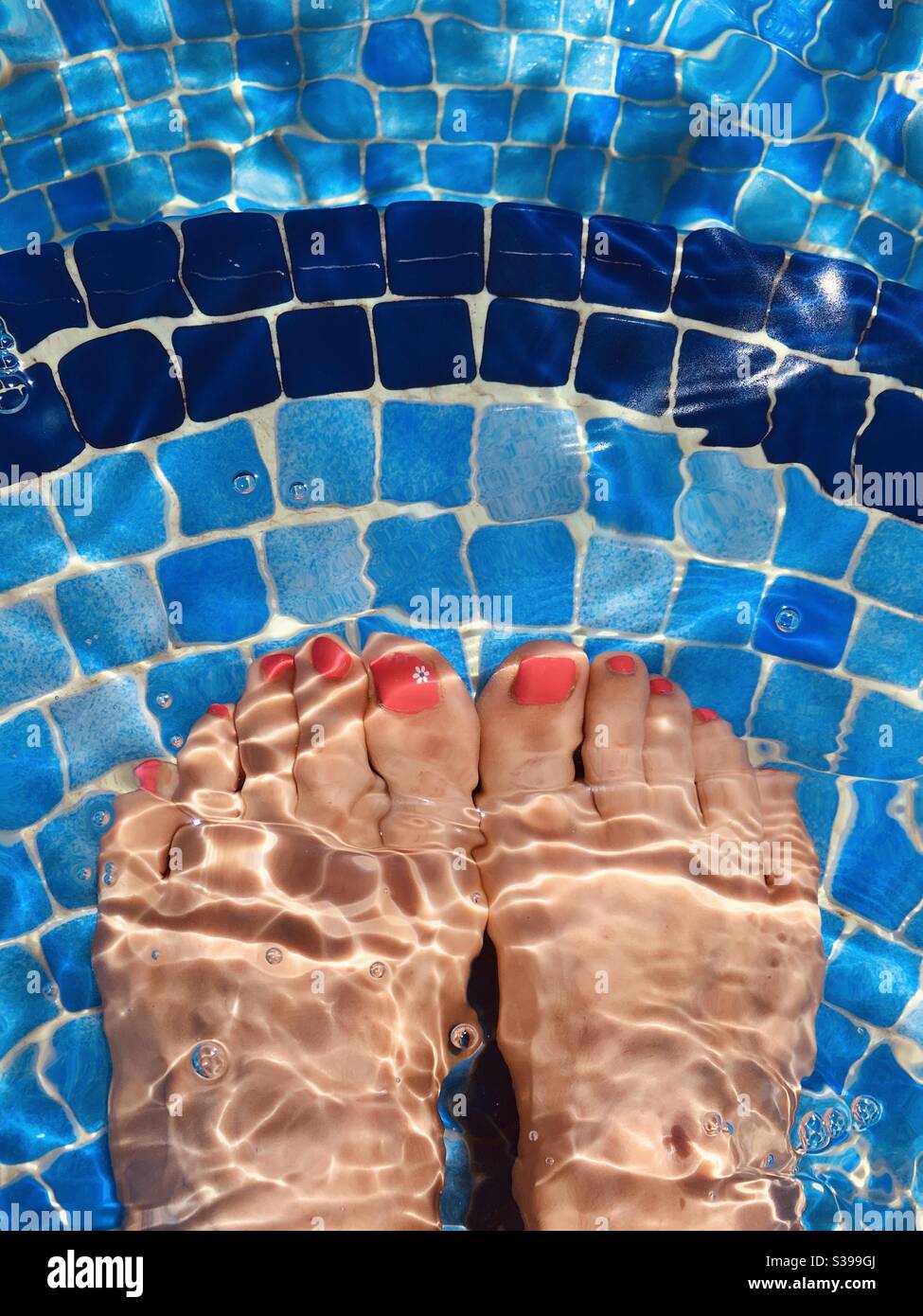 Feet underwater in pool hi-res stock photography and images - Alamy