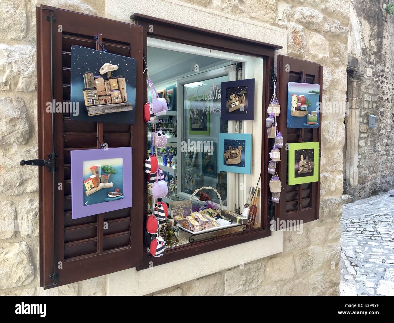 souvenir shop, window Stock Photo - Alamy